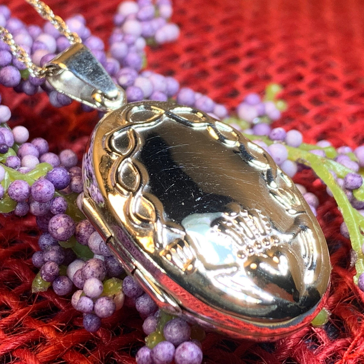 Oval Claddagh Locket Necklace – Celtic Crystal Design Jewelry